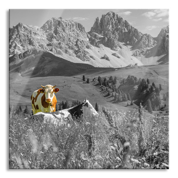 Union Rustic Glasbild Alpenszene mit Kühen auf einer grünen Wiese, Detail | Wayfair.de